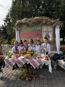 Яблучний рекорд: на Одещині виклали найбільше яблучне панно-портрет ...